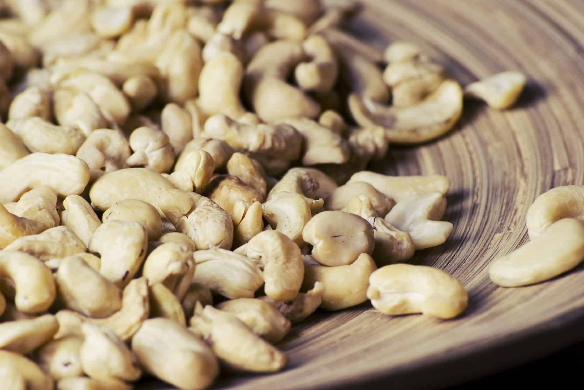6 Types Of Cashews (Differences, Size, Color, Appearance)