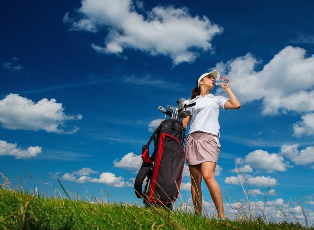 What Do Pro Golfers Drink While Playing? (Explained)