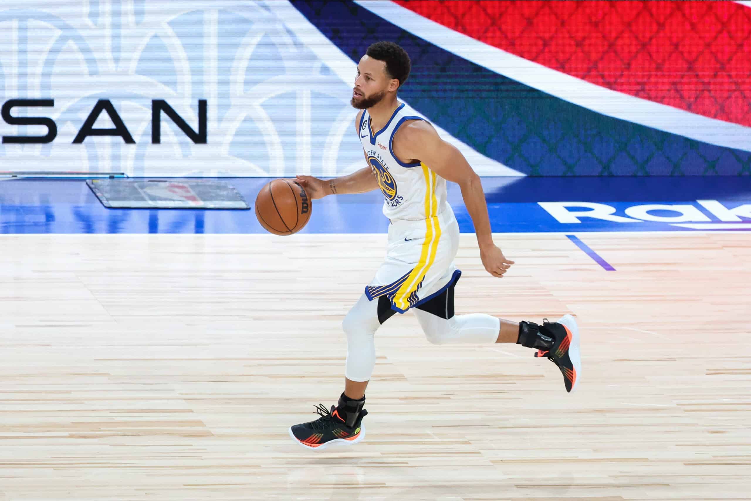 How Tall Is Steph Curry? (His Real Height)